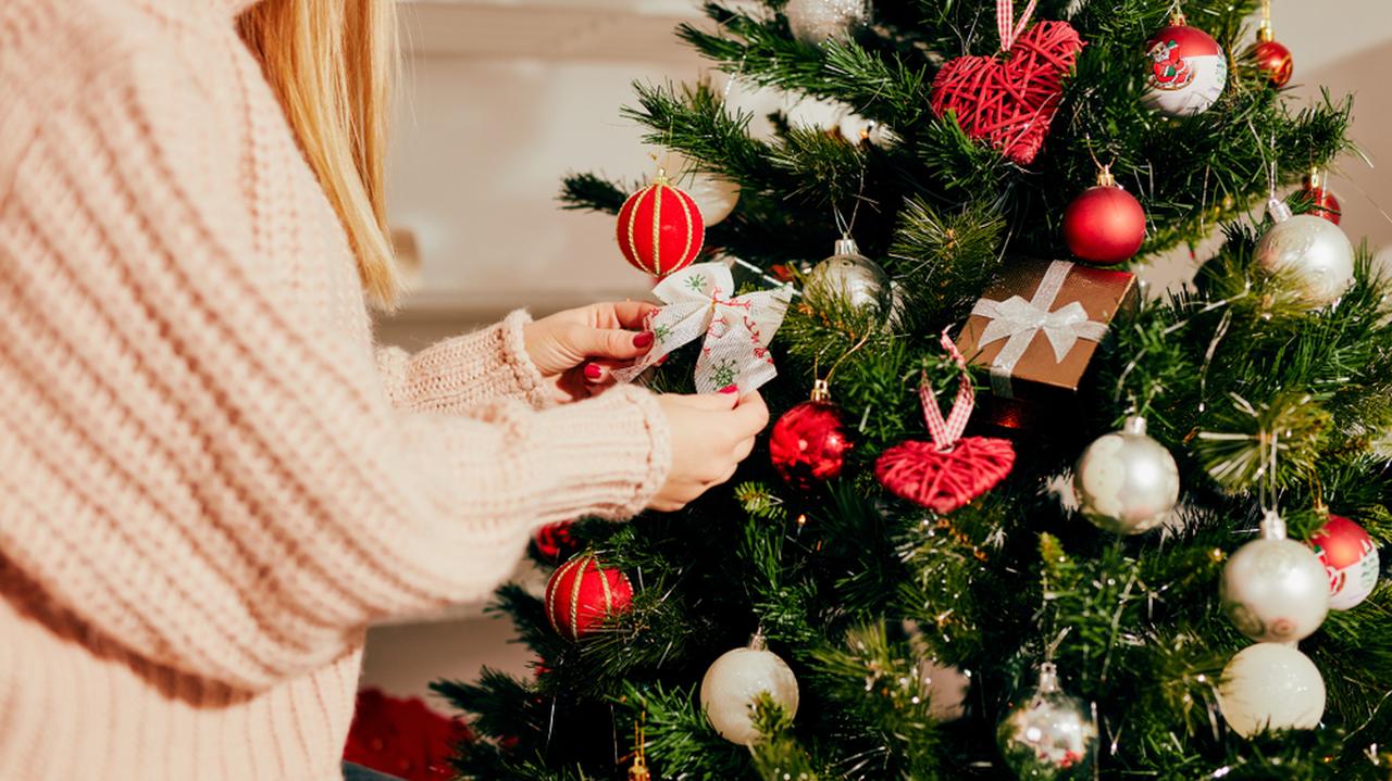 Jak ubrać choinkę? Instrukcja ubierania choinki krok po kroku